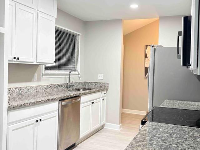 Comfy Shared Home Near Shopping & Transit