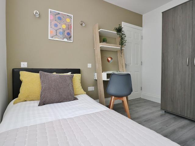 Comfy single bedroom ensuite Has a Room