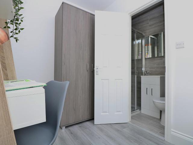 Comfy single bedroom ensuite Has a Room