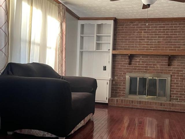 Comfy & spacious Conyers House with Living room