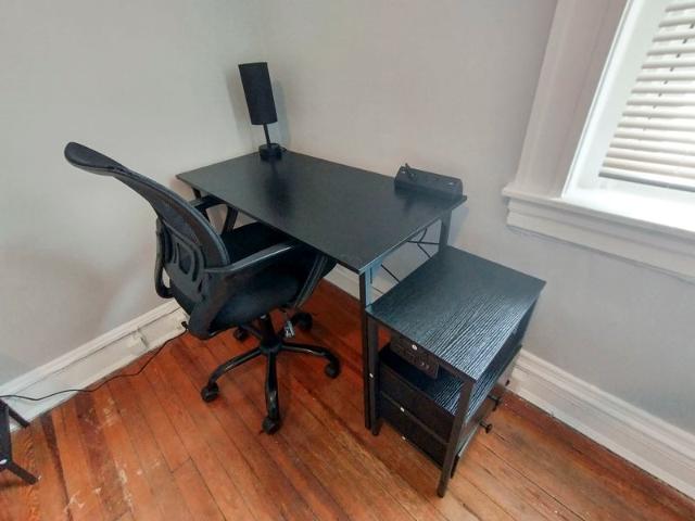 Comfy & Spacious Corner Apartment with Dining Area