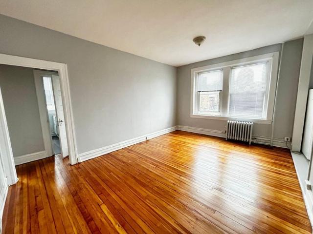 Comfy & Spacious Corner Apartment with Dining Area