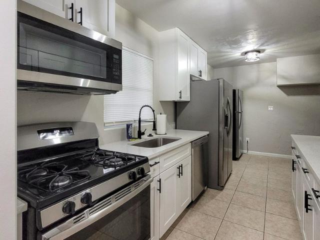Comfy & spacious Gainesville House with Workspace