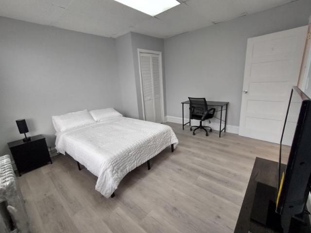 Comfy & Spacious Penthouse Corner Apartment with L