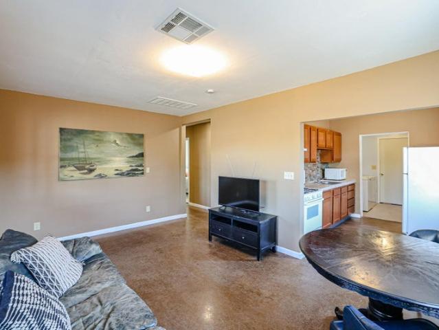 Comfy & spacious Phoenix House with a front porch