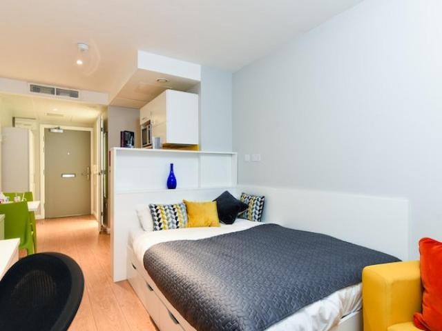 Comfy studio next to High Street train station Has an Apartment