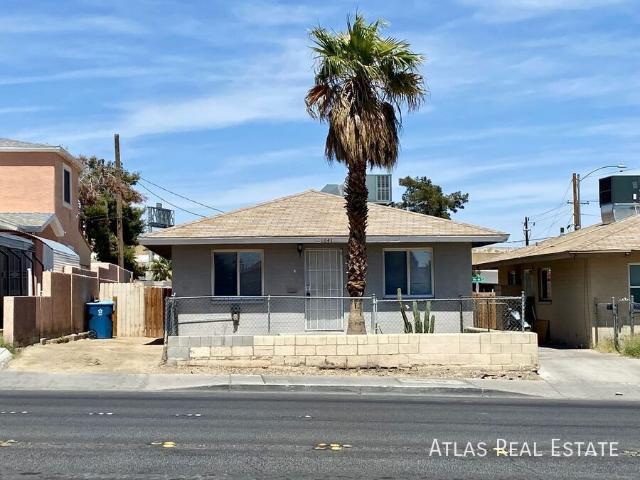 ONE MONTH FREE RENT, IF MOVED IN BY 9/15/2026! | COZY One Story, 2 Bedroom Home near Downtown Las Vegas!