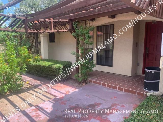 MOVE IN SPECIAL* 2 Bedroom Garden Style Villa Home In A Prime Location – Near Shopping & Dining!