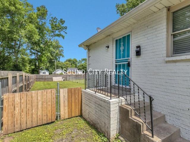 Coming soon. Downtown duplex with separate fenced back yard 17th Ave N Buchanan Arts District, available July. pet friendly