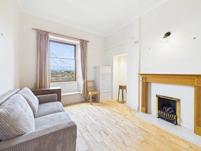 Comiston Terrace, Edinburgh. 1 bed apartment to rent £1,175 pcm £271 pw