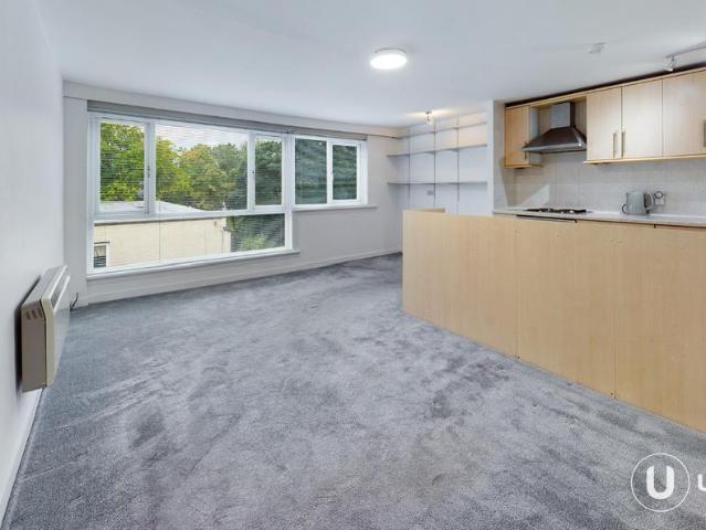 Comiston Drive, Comiston, Edinburgh. 2 bed apartment to rent £1,245 pcm £287 pw