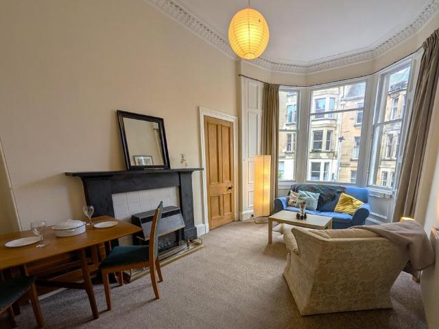 Comiston Place EH10 1 bed flat to rent £1,185 pcm £273 pw