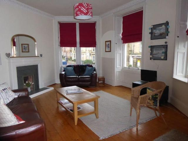 Comiston Road, Edinburgh, EH10 2 bed flat to rent £1,375 pcm £317 pw
