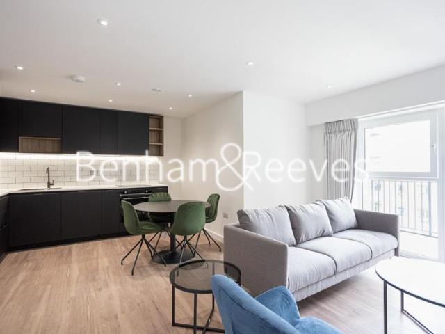 Commander Avenue, East Drive NW9 2 bed apartment to rent £2,350 pcm £542 pw