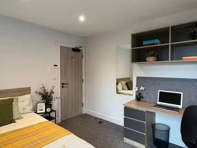 Commercial Point Cluster Ensuite