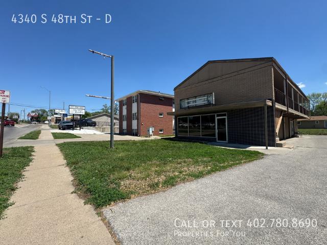 Commercial Retail Space on 48th Street!