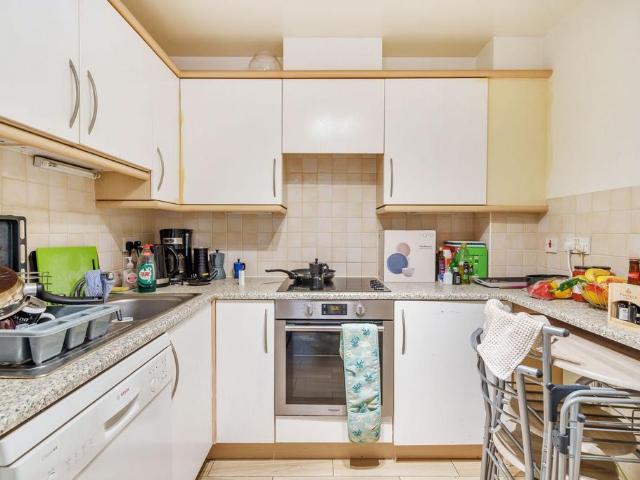 Commercial Road, Aldgate, London, E1 2 bed flat to rent £2,492 pcm £575 pw