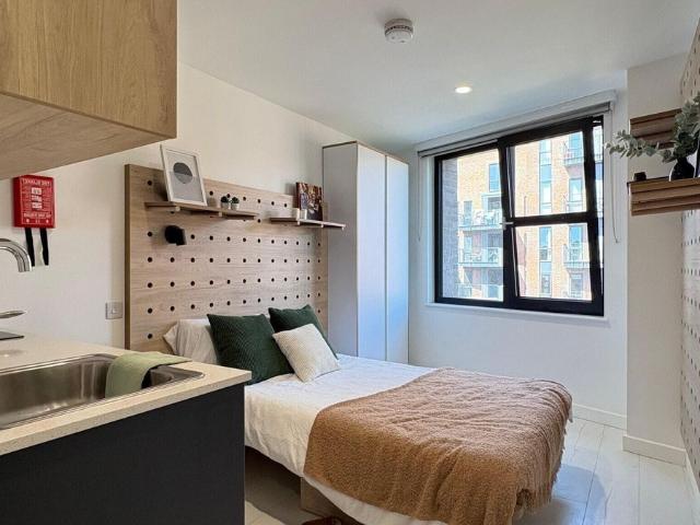 Commercial Road, London E14, Studio to rent, £1,590 pcm | PrimeLocation
