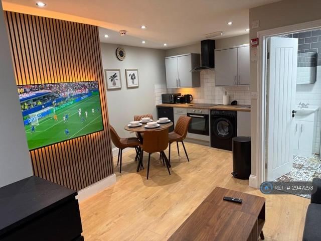 Commercial Road, London, E14 Studio to rent £1,700 pcm £392 pw