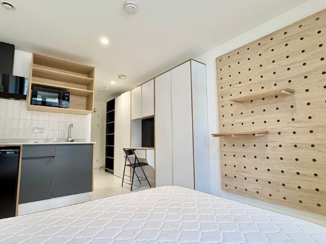 Commercial Road, London E14, Studio to rent, £1,700 pcm | PrimeLocation