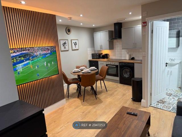 Commercial Road, London E14, Studio to rent, £1,700 pcm | PrimeLocation