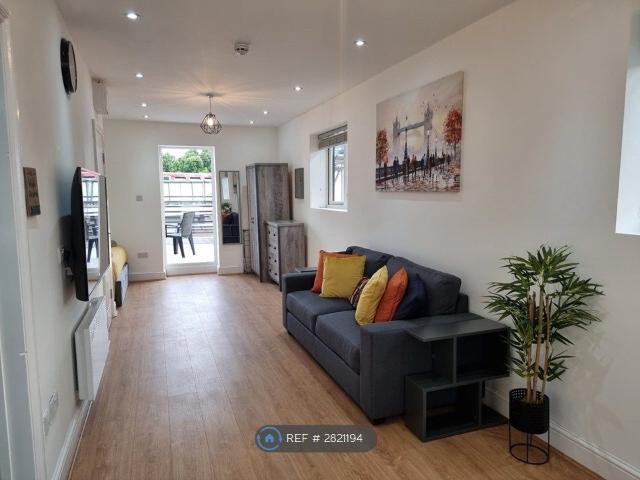Commercial Road, London E14, Studio to rent, £3,100 pcm | PrimeLocation