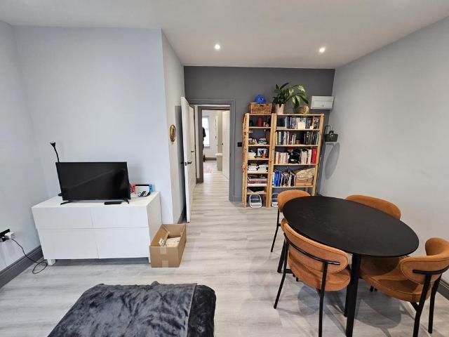 Commercial Road, London E1 2 bed flat to rent £2,150 pcm £496 pw