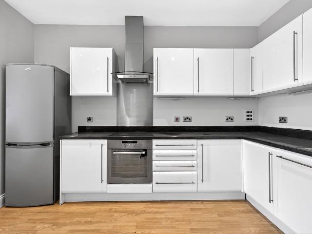 Commercial Road, London E1, 2 bed flat to rent, £2,525 pcm | PrimeLocation
