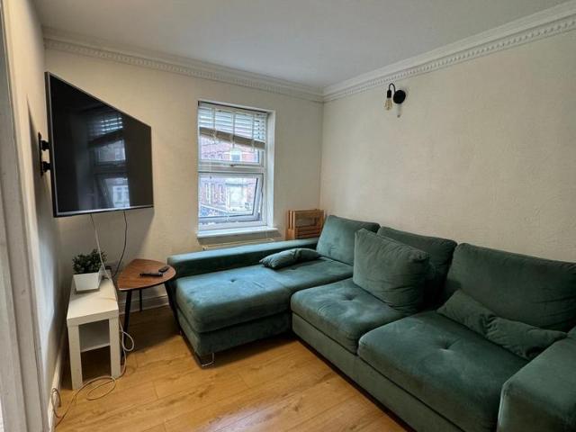 Commercial Road, London E1 3 bed apartment to rent £3,750 pcm £865 pw
