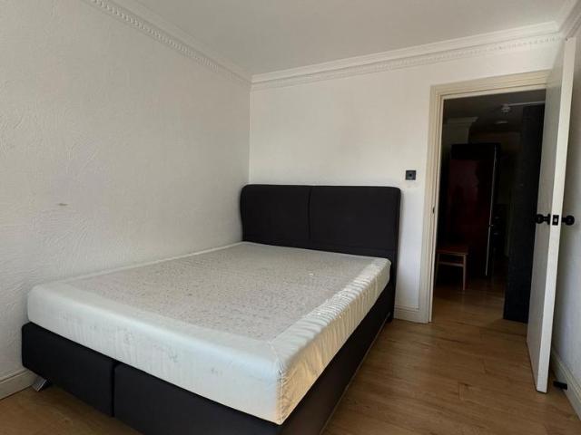 Commercial Road, London E1 3 bed apartment to rent £3,750 pcm £865 pw