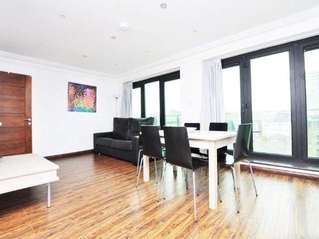 Commercial Road, London E1 3 bed flat to rent £2,910 pcm £672 pw