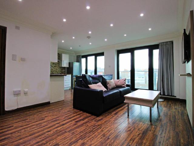 Commercial Road, London E1 4 bed apartment to rent £4,000 pcm £923 pw