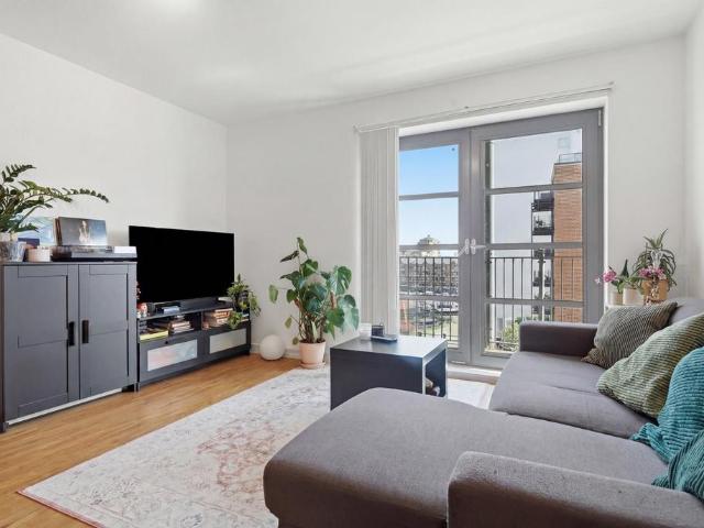 Commercial Road, Limehouse 1 bed flat to rent £2,250 pcm £519 pw