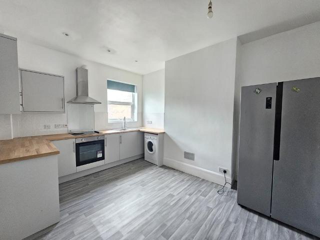 Commercial Road, SOUTHAMPTON 4 bed flat to rent £1,450 pcm £335 pw