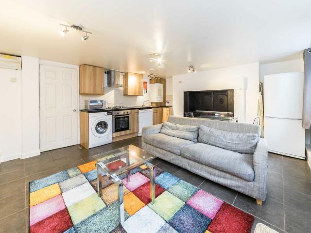 Commercial Road, Shadwell E1, 1 bed flat to rent, £1,800 pcm | PrimeLocation