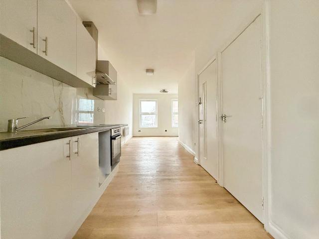 Commercial Road, Shadwell, London E1, Studio to rent, £1,600 pcm | PrimeLocation