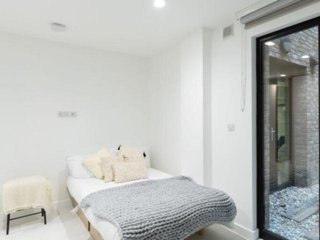 Commercial Road Studio to rent £1,575 pcm £363 pw
