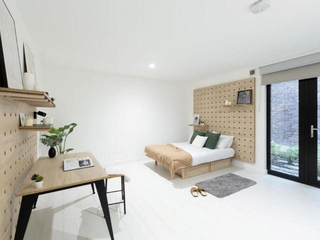 Commercial Road Studio to rent £1,975 pcm £456 pw