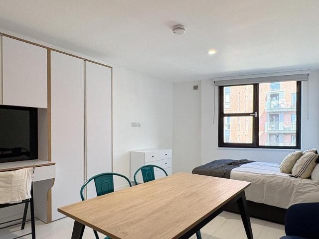 Commercial Road Studio to rent £2,050 pcm £473 pw
