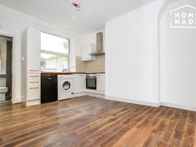 Commercial Road, Whitechapel E1, Studio to rent, £1,400 pcm | PrimeLocation