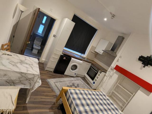 Commercial Road, Whitechapel/Shadwell E1, Studio to rent, £1,350 pcm | PrimeLocation