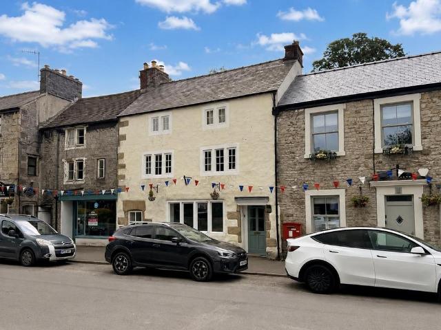 Commercial Road, Tideswell, Buxton 3 bed duplex to rent £1,000 pcm £231 pw
