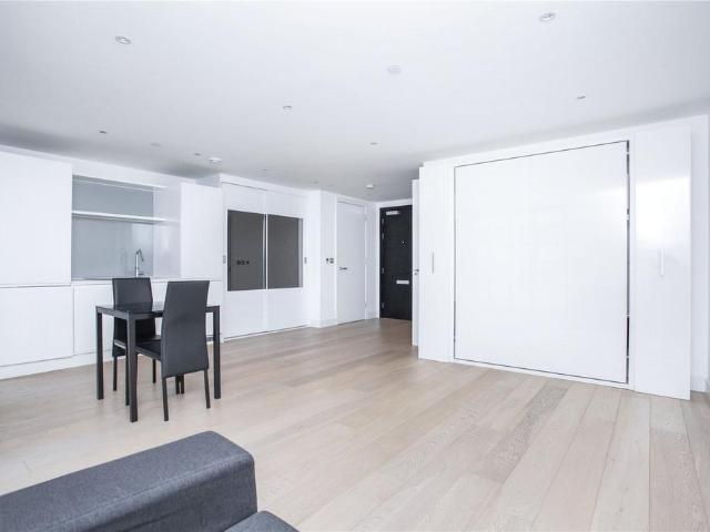 Commercial Street, Aldgate East. Studio to rent £2,450 pcm £565 pw
