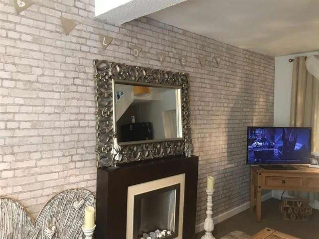 Commercial Street, Ferndale, CF43