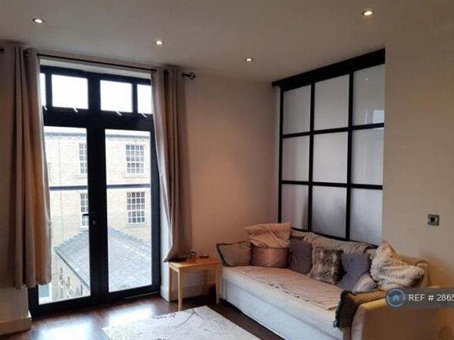 Commercial Street, Huddersfield, 2 Bedroom Flat