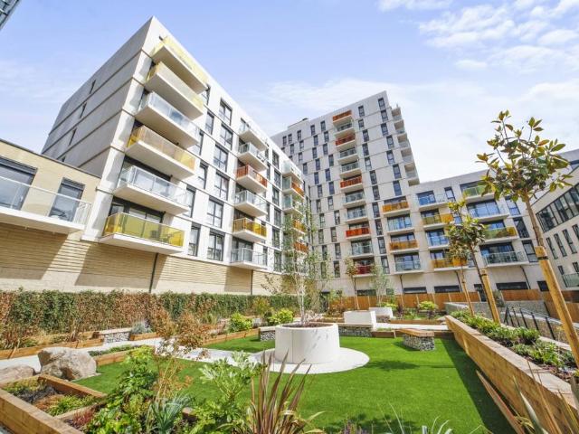 Commercial Street London E1 Studio to rent £2,145 pcm £495 pw