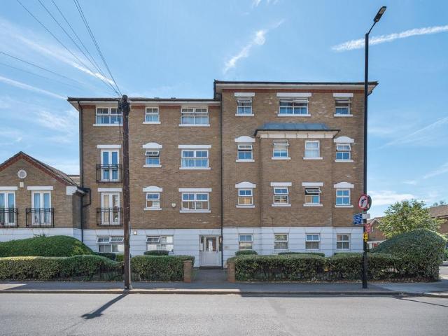 Commercial Way, Peckham, London, SE15 2 bed flat to rent £2,100 pcm £485 pw