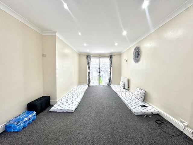 Commonwealth Avenue, Greater London, UB3