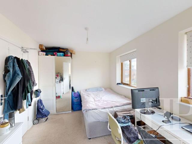 Commonwealth Drive, Crawley RH10, Room to rent, £775 pcm | PrimeLocation
