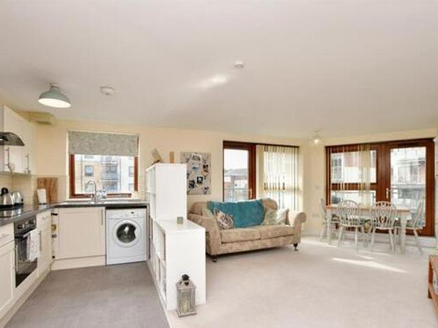 Commonwealth Drive, Three Bridges, 1 Bedroom Flat